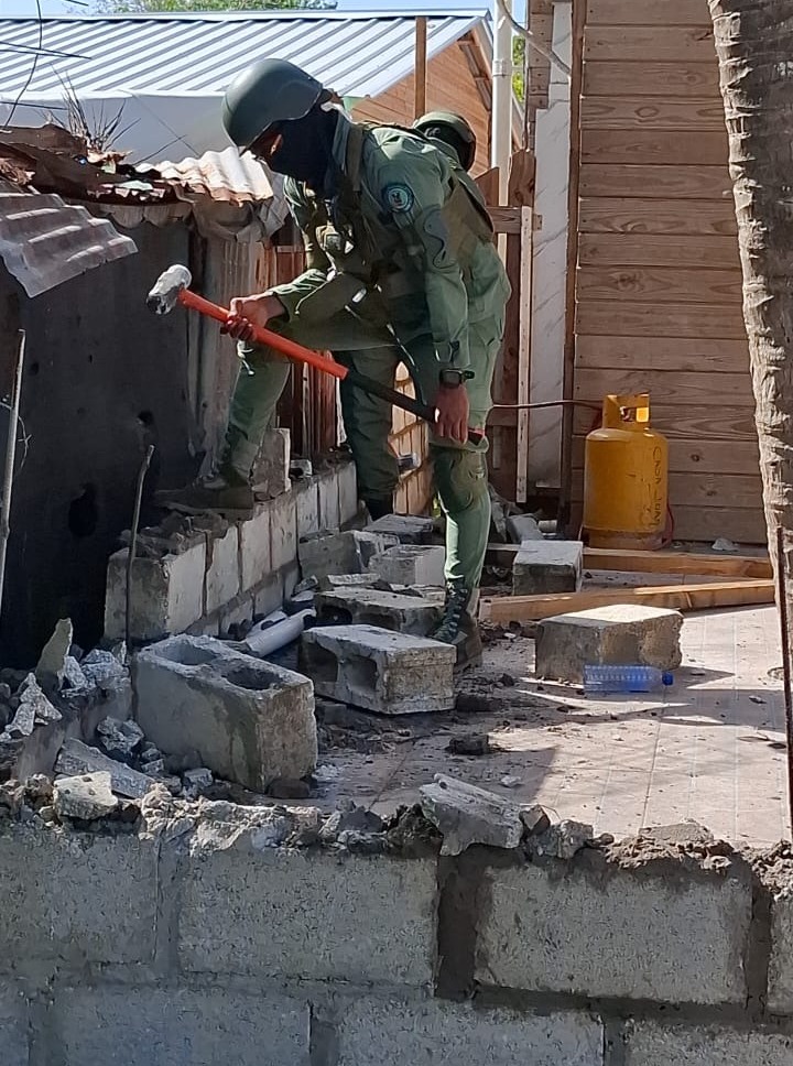 Una pared construida ilegalmente es demolida en la isla Saona ...